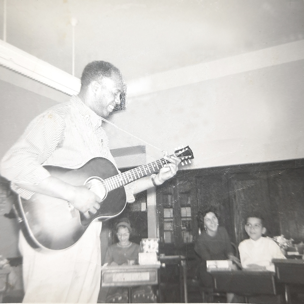 Les Green, Singer of Folk Songs - Ramblin' with Roger